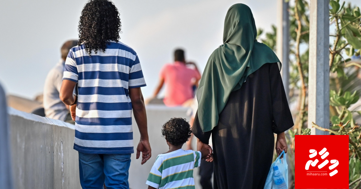 Muskulhi vamundhaa aabaadhee aa eku, gaumee tharahgeege dhuveli ...